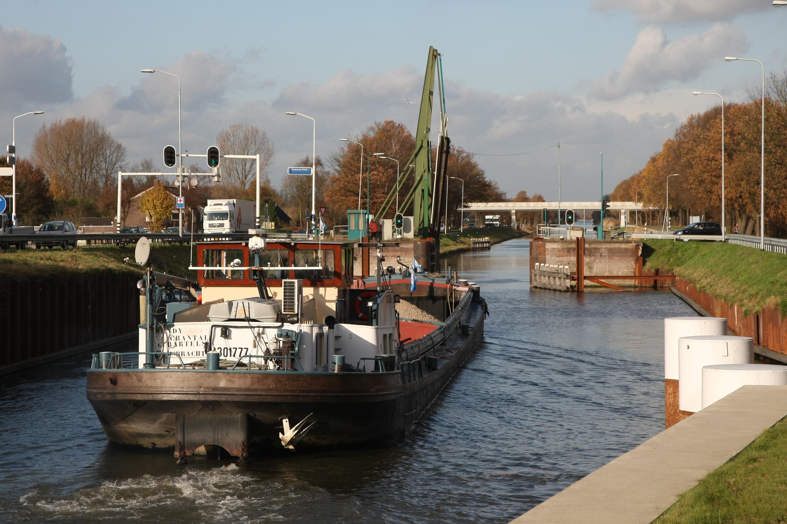 Brug Sluis 12 | Binnenvaart in Beeld